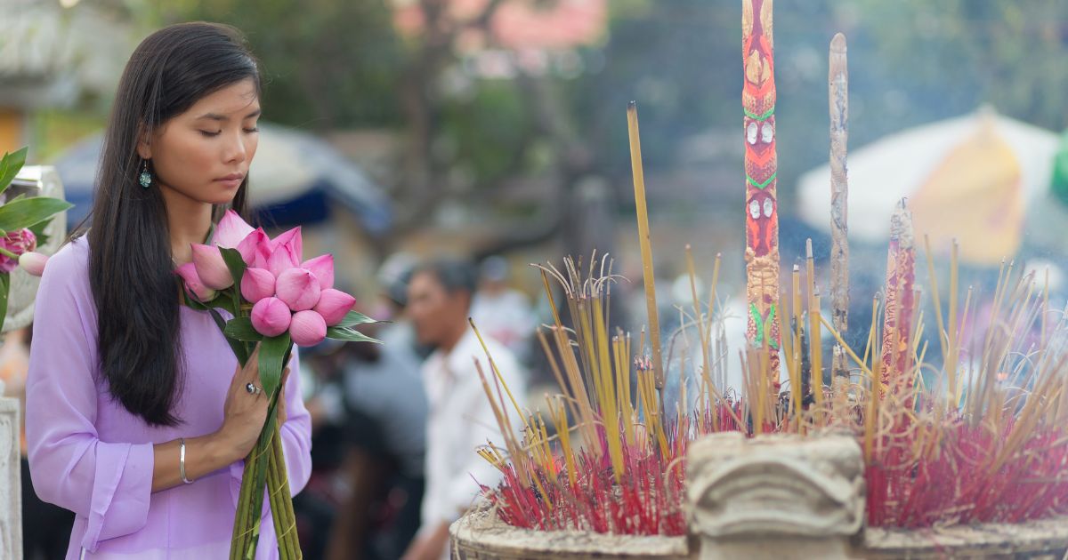 How to Behave in a Temple? Essential Temple Etiquette for Tourists in Asia